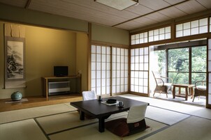 Quarto Quádruplo Premium, não fumadores (Deluxe Japanese Style) | Edredões de penas, cofre no quarto, secretária 