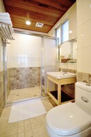 Quarto Quádruplo Elite, 1 quarto, vista para o vale | Casa de banho | Um polibã, um secador de cabelo, chinelos, toalhas fornecidas 