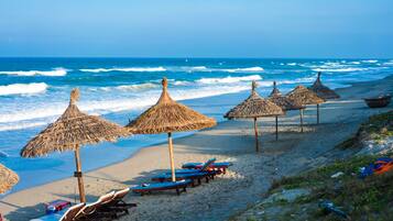 Praia particular nas proximidades, espreguiçadeiras