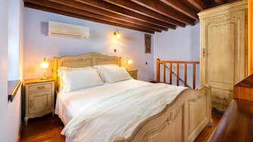 Vila tradicional, 2 quartos | Área de estar | TV de tela plana