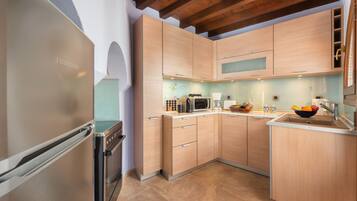 Vila tradicional, 2 quartos | Cozinha privada | Geladeira grande, micro-ondas, fogão, cooktop