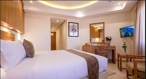 Roupa de alta qualidade, minibar, cofre no quarto