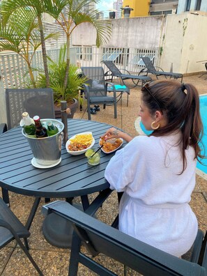 Piscina exterior, espreguiçadeiras