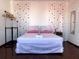 Quarto casal luxo, 1 quarto, vista para a cidade | Frigobar, cortinas blackout, ferros/tábuas de passar roupa