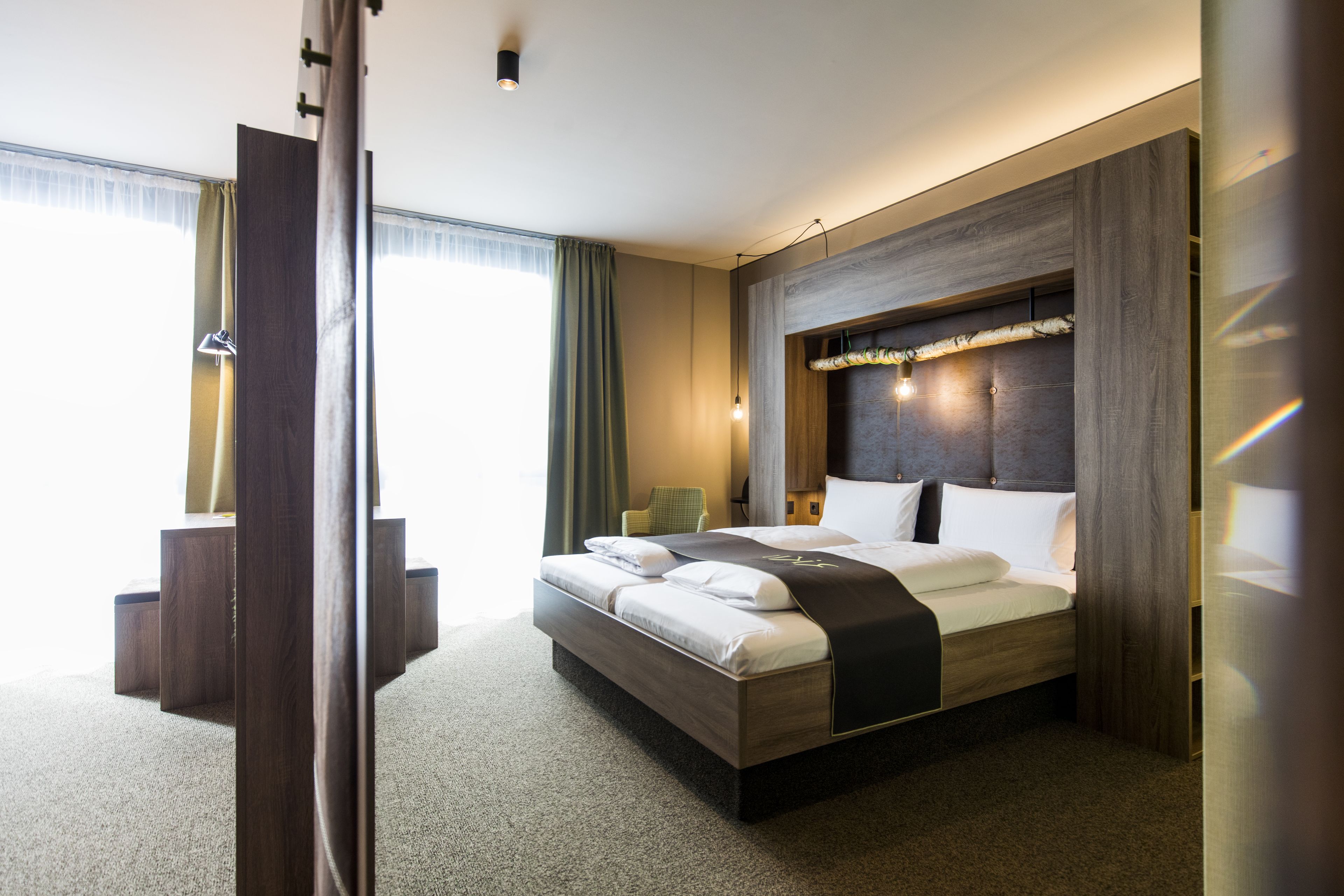 Quarto casal | Roupas de cama antialérgicas, escrivaninha, cortinas blackout