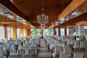 3 restaurantes, pequenos-almoços servidos, cozinha internacional 