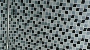 Casa de banho com soalho em mosaico e zona de duche.