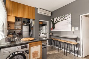 Apartamento Standard | Cozinha privada | Um frigorífico/congelador grande, um micro-ondas, um forno 
