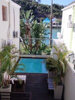 Piscina externa, espreguiçadeiras