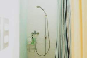 Quarto família, para não fumantes | Banheiro | Produtos de toalete grátis, secador de cabelo, chinelos