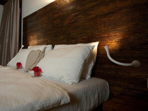 Roupas de cama premium, cofres nos quartos, escrivaninha