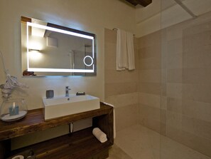Chuveiro, produtos de toalete grátis, secador de cabelo, bidê