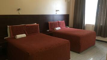 Quarto Twin, vista para o jardim | Cofre no quarto, secretária, Wi-fi grátis