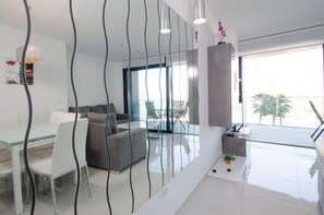 Apartamento, 2 quartos, terraço, vista para o mar | Sala de estar | TV de tela plana