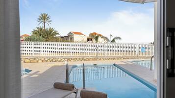 Superior Family Room Sharing Pool | Vista do quarto