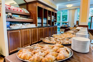Café da manhã com buffet grátis todos os dias