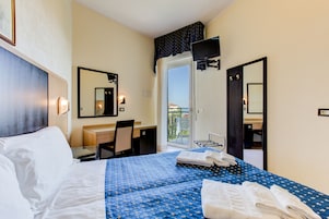 Quarto casal, sacada | Cofres nos quartos, escrivaninha, Wi-Fi de cortesia, roupa de cama