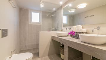 Vila, piscina particular | Banheiro | Chuveiro, secador de cabelo, toalhas de banho