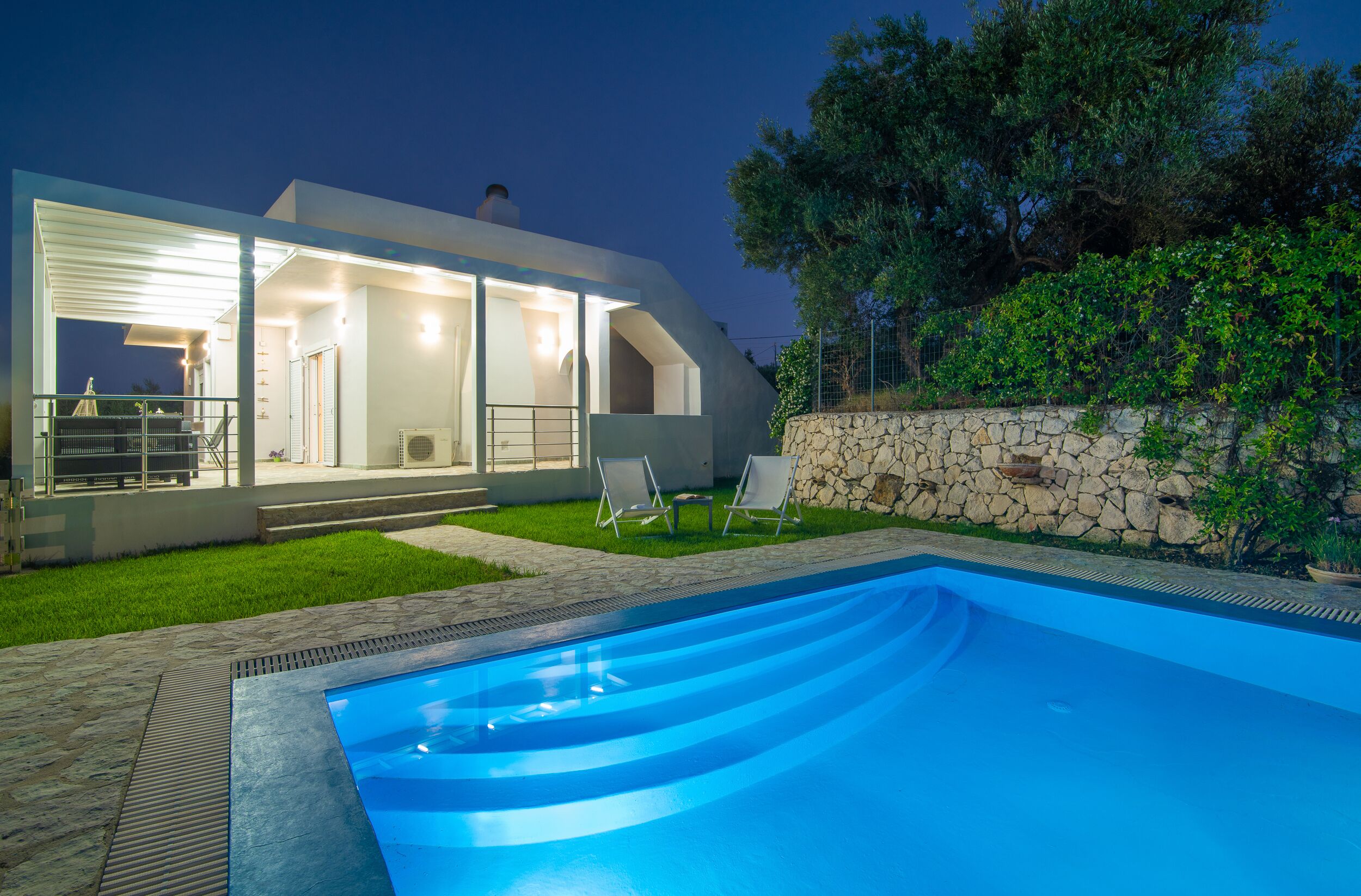 Piscina externa, guarda-sóis, espreguiçadeiras