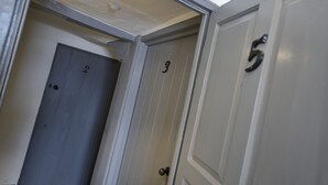 Um corredor com portas numeradas 2, 3 e 5.