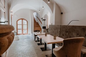 Área de estar no saguão