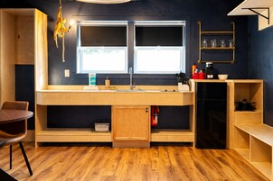 Quarto Club | Cozinha privada | Minifrigorífico, um micro-ondas, uma cafeteira/bule, Congelador 