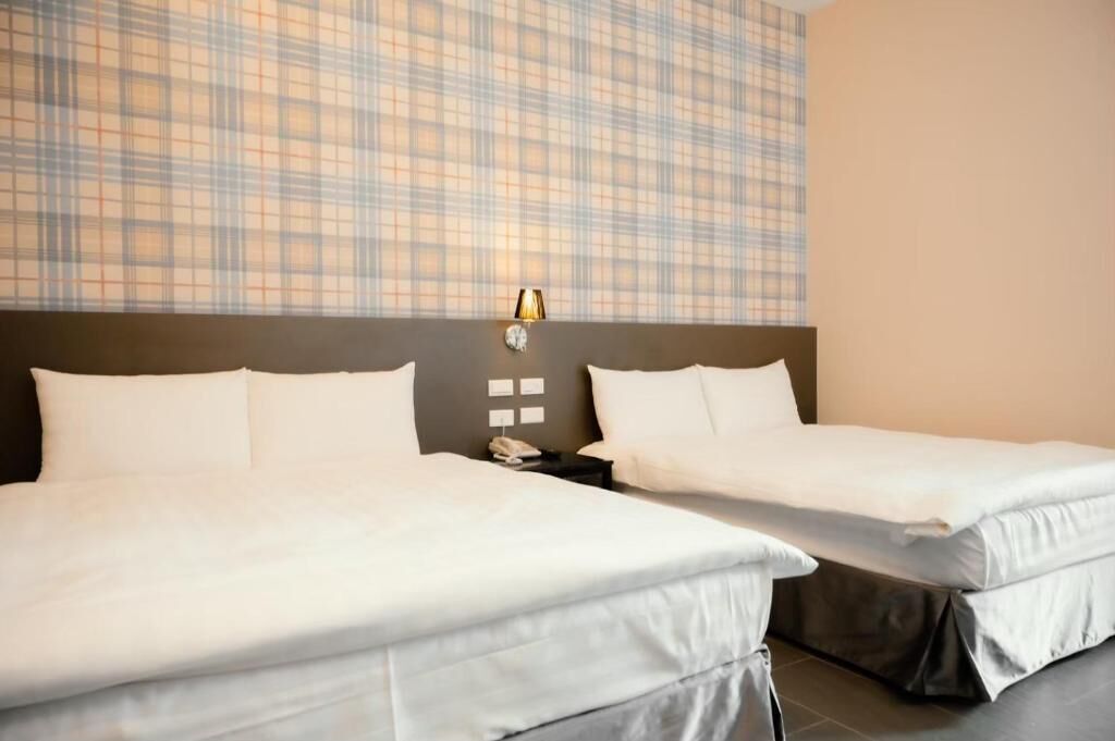 Quarto Quádruplo Empresarial | Edredões de penas, secretária, cortinas/cortinados opacos 