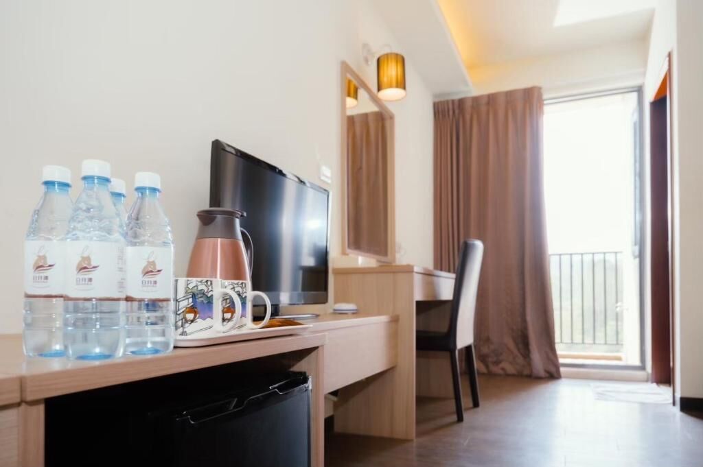 Quarto Quádruplo Standard | Edredões de penas, secretária, cortinas/cortinados opacos 