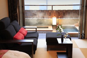 Edredons de pluma, cofres nos quartos, individualmente decorados