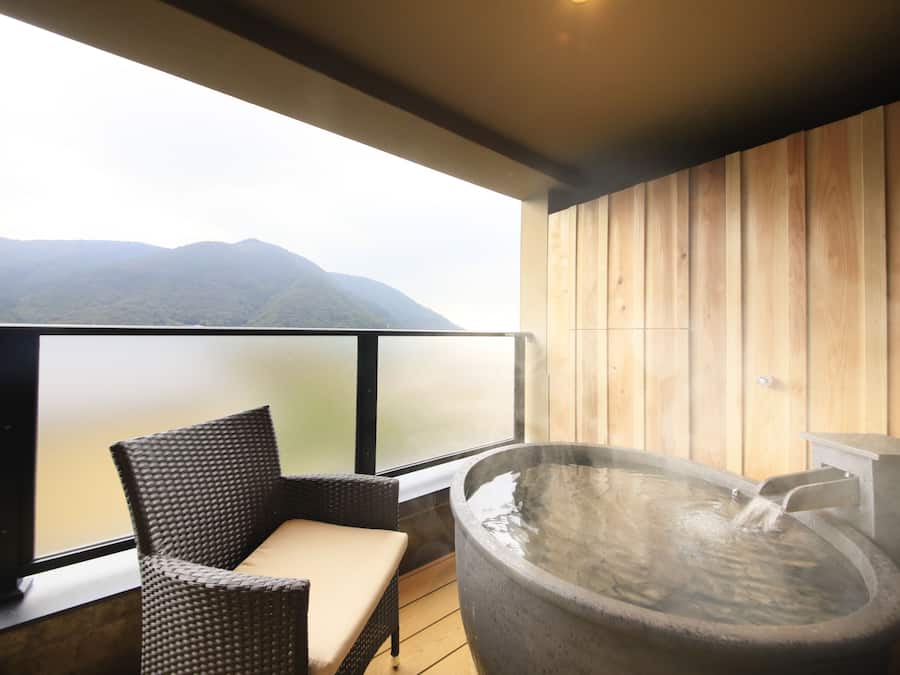 Produtos de toalete grátis, secador de cabelo, chinelos, bidê