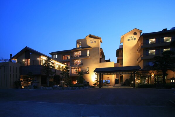 Fachada do alojamento (tarde/noite)