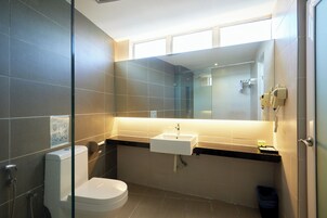 Quarto luxo (Grand) | Banheiro | Chuveiro, secador de cabelo (mediante solicitação), toalhas de banho 