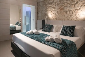 Quarto clássico | Frigobar, cofres nos quartos, individualmente decorados