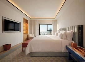 Roupas de cama premium, frigobar, cofres nos quartos, cortinas blackout