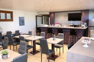 Café da manhã com buffet todos os dias mediante uma taxa