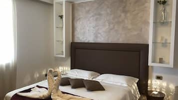 Suíte júnior (Alba) | Roupas de cama premium, frigobar, cofres nos quartos, escrivaninha