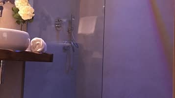 Quarto casal conforto | Banheiro | Chuveiro, produtos de toalete grátis, secador de cabelo