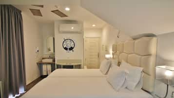 Quarto Twin, banheira | Minibar grátis, cofre no quarto, com decoração personalizada