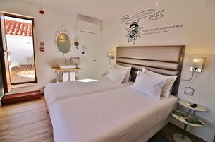 Quarto Twin, terraço | Minibar grátis, cofre no quarto, com decoração personalizada 