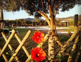 Piscina exterior sazonal, da(s) 8:30 à(s) 20:30, guarda-sóis 