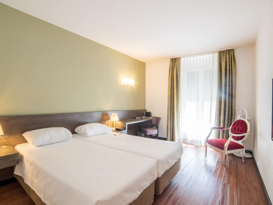 Quarto Twin Clássico | Minibar, cofre no quarto, secretária, quartos insonorizados