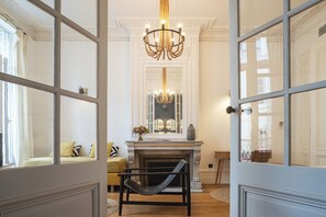 Quarto Triplo Deluxe, varanda | Roupa de alta qualidade, minibar, cofre no quarto 