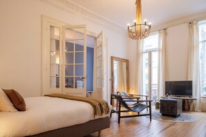 Quarto Triplo Deluxe, varanda | Roupa de alta qualidade, minibar, cofre no quarto 