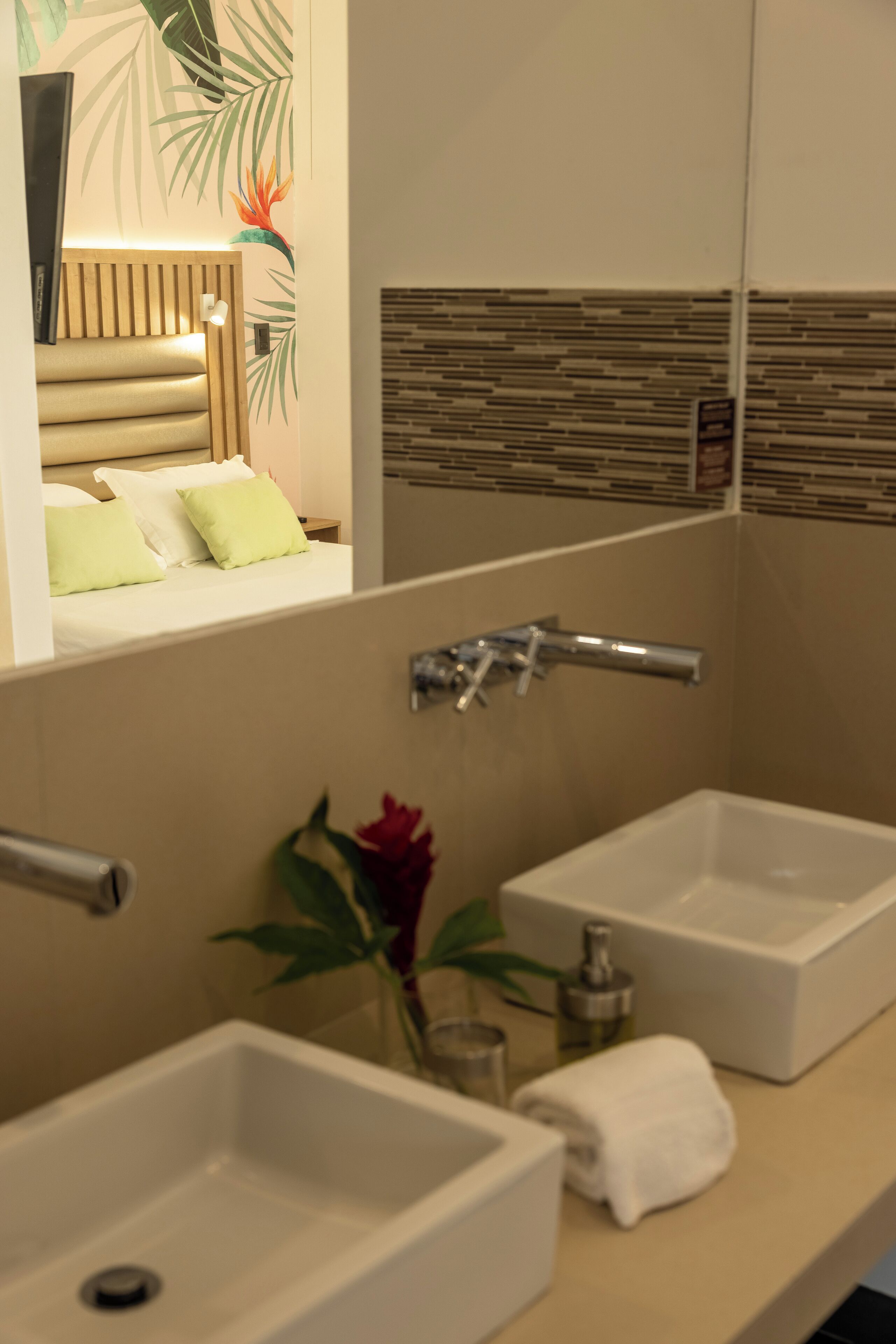 Casa de banho com duas pias, espelho e zona de duche.