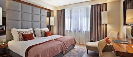 Minibar, cofre no quarto, secretária, cortinas/cortinados opacos