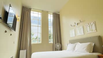 Quarto casal luxo, 1 cama King, cozinha americana | Roupas de cama antialérgicas, frigobar, ferros/tábuas de passar roupa
