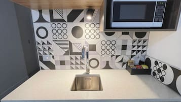 Quarto casal luxo, 1 cama King, cozinha americana | Cozinha americana privada | Geladeira, chaleira elétrica