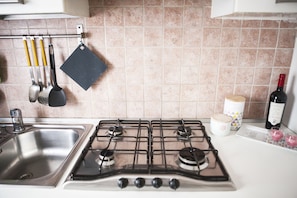 Apartamento, 2 quartos | Cozinha privada | Um frigorífico/congelador grande, um forno, uma placa de cozinha 