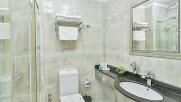 Quarto Duplo ou Twin Standard | Casa de banho | Um polibã, artigos de higiene pessoal grátis, um secador de cabelo