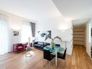 Apartamento Superior | Cofre no quarto, secretária, ferro/tábua de engomar, Wi-fi grátis 